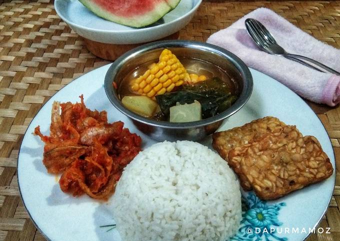 Resep Isi Piringku : Sayur asem+tempe goreng+balado ikan asin+Semangka ...