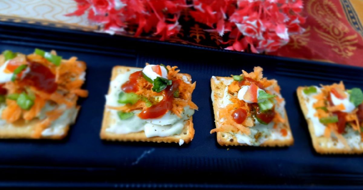 Cheese Crackers Canapés Recipe by Uzma Syed - Cookpad