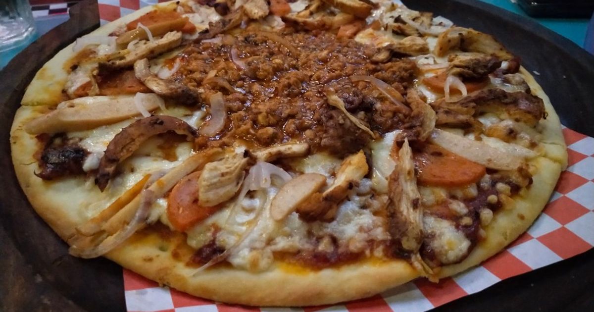 Chicken Overload Pizza Recipe by Foodie Murtuz - Cookpad