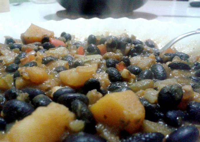 Guiso de porotos negros Receta de Santoniche- Cookpad