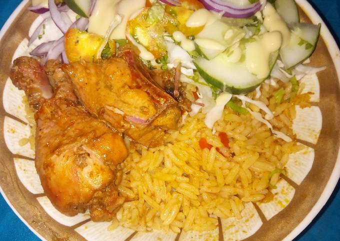 Jollof rice, fried chicken, with salat girki daga Ummu Khausar Kitchen ...