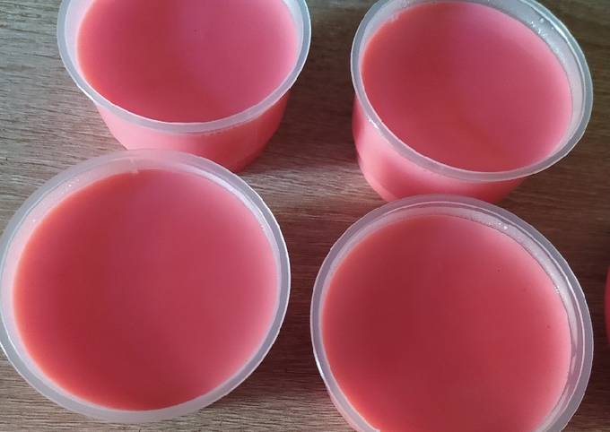 Resep Silky pudding strawberry oleh zety - Cookpad
