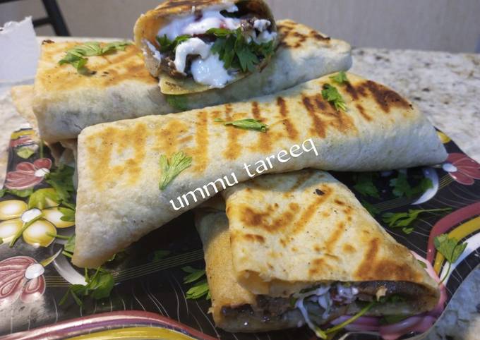 Tortilla shawarma Mai namada tumatar da parsley da albasa girki daga ...