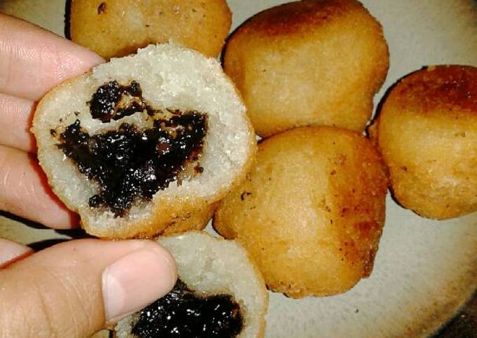Resep Kue Klenyem Isi Cokelat oleh Ella Muftia - Cookpad