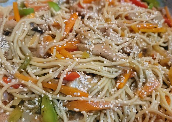 Chicken chowmein Recipe by Mehak Fatima - Cookpad