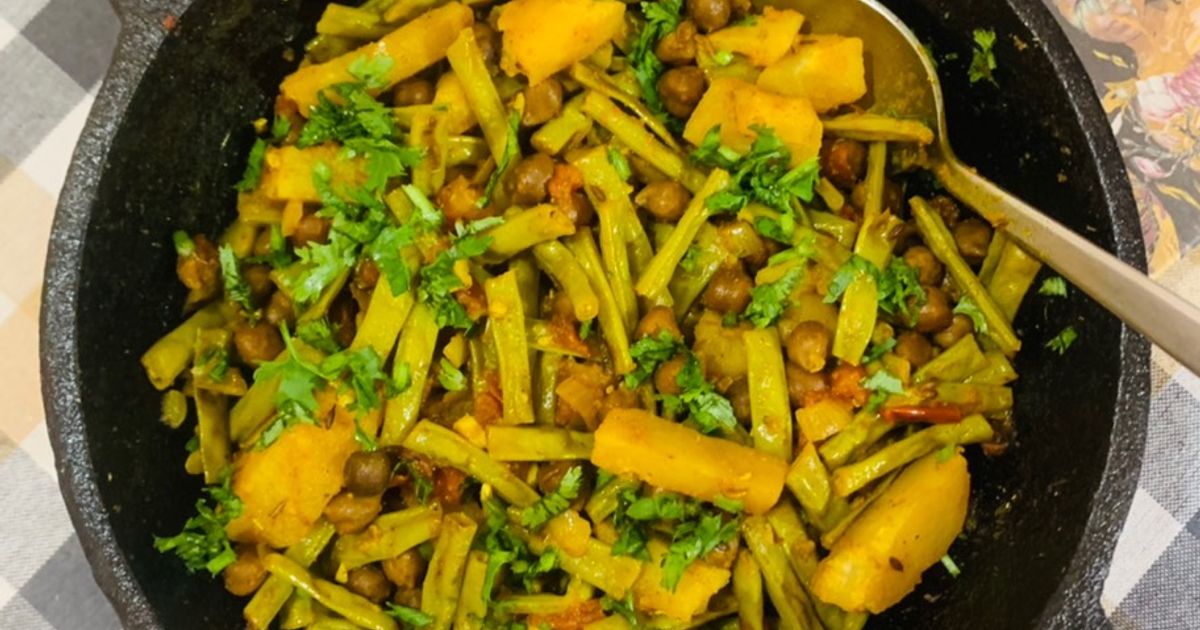 Barbatti Kala Chana Sabji (Cowpea & Brown Chickpeas Curry) Recipe by ...