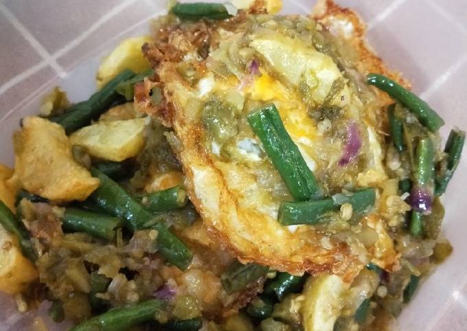 Resep Telur Mata Sapi Sambal Hijau Kentang oleh Novitriani Sinaga - Cookpad