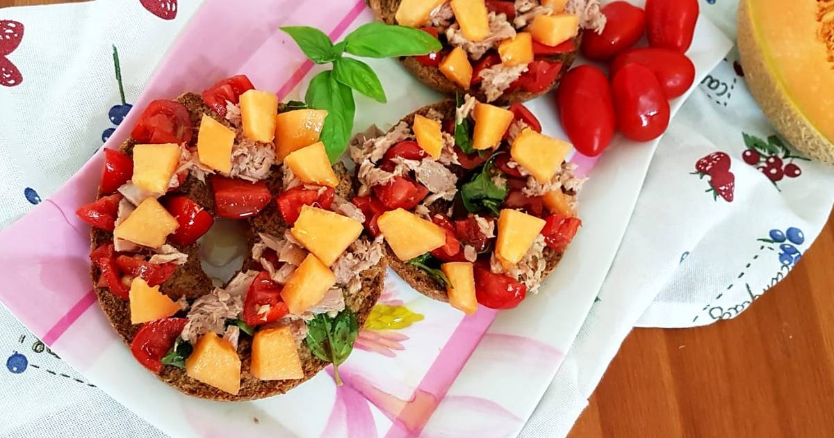 Ricetta Friselle integrali con pomodori, tonno e melone di Una pizza ...