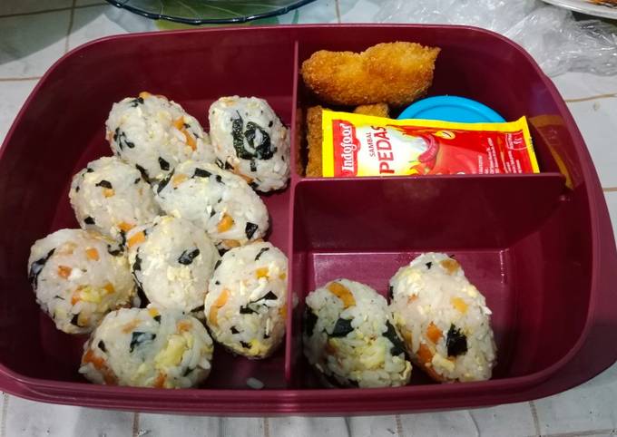 Resep Nasi kepal simple bekal sekolah🎒 oleh MEYTA - Cookpad