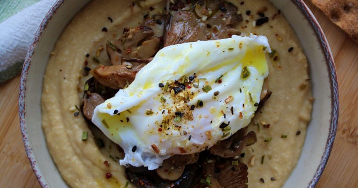 Hummus, Setas Salteadas Y Huevo Poché Receta de Micocinaesunjardin- Cookpad