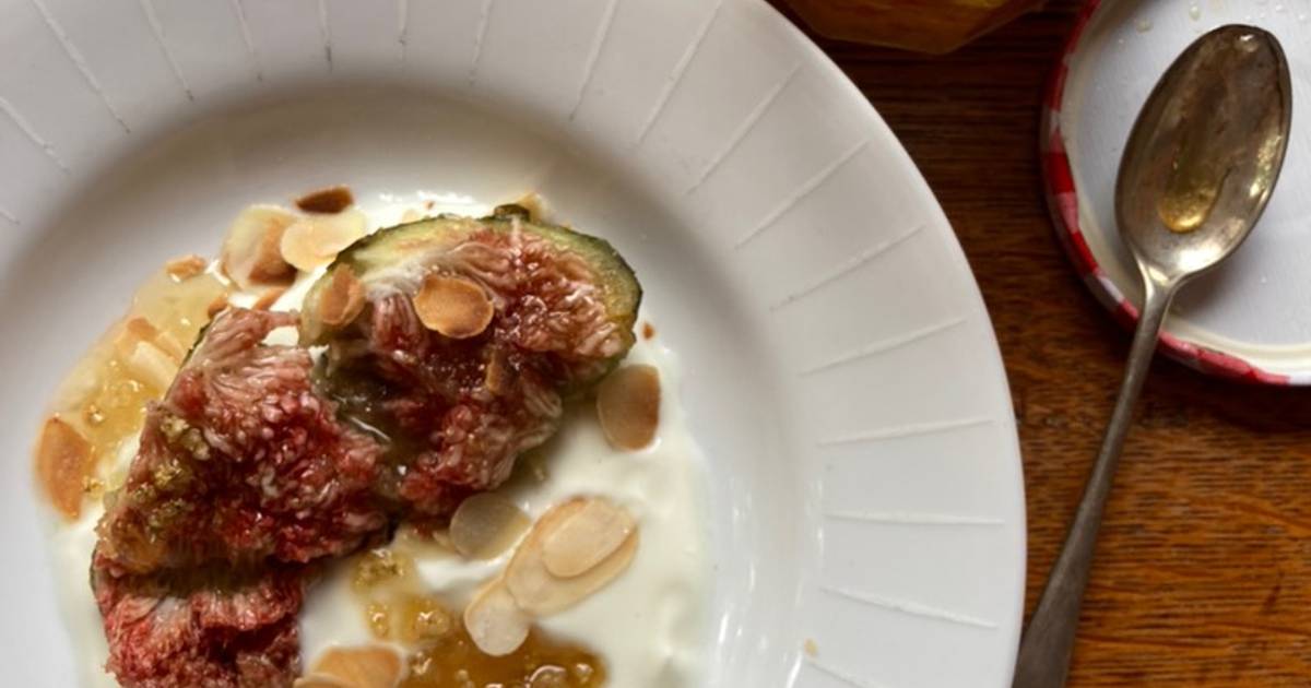 Italian figs with elderflower honey Recipe by Clare Knivett - Cookpad