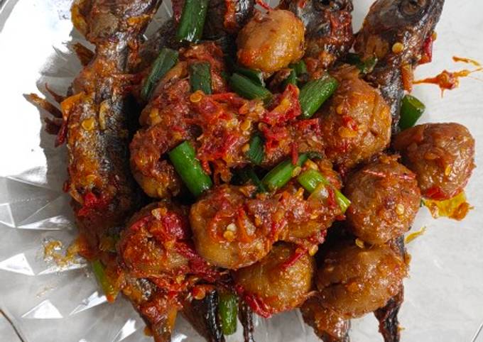 Resep Balado ikan+bakso bunga bawang oleh Nita Dian sari - Cookpad