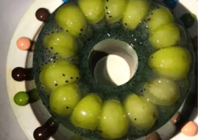 Resep Pudding pandan coklat topping anggur hijau oleh Yoes - Cookpad