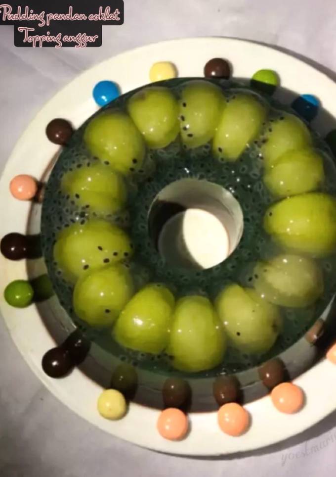 Resep Pudding pandan coklat topping anggur hijau oleh Yoes - Cookpad