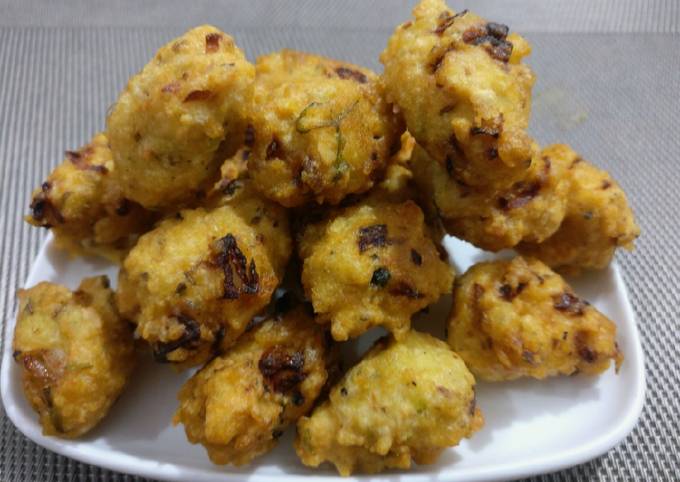 Crispy Urad dal pakode Recipe by Chef Alka Singh Tomar.(Blogger) - Cookpad