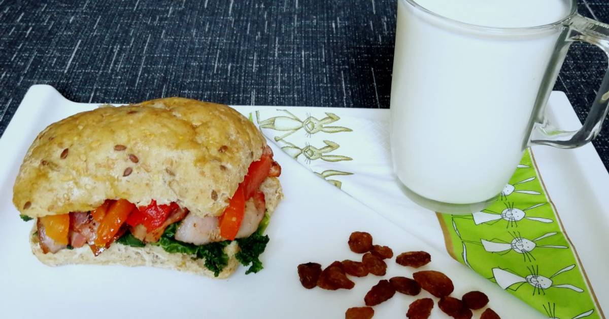 Panecillo de semillas con col kale, beicon y quesitos Receta de ...