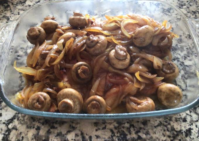 Chuletas de cerdo ahumadas con cebolla y hongos Receta de Rosa Padrón ...
