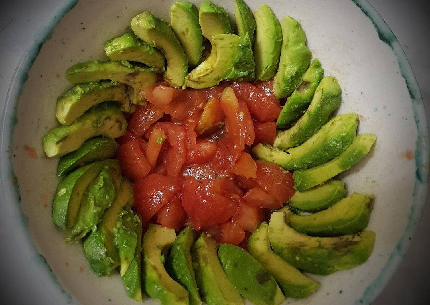 Ensalada de tomate y palta...así de simple Receta de Ignacio - Cookpad