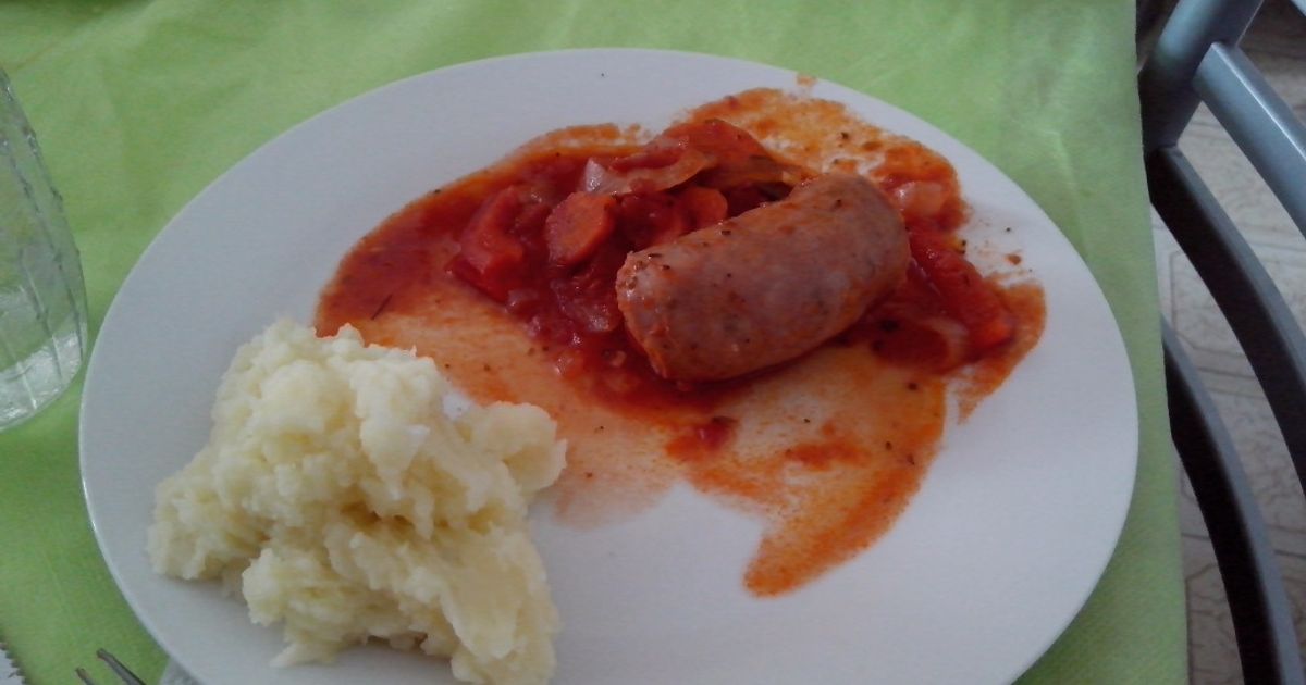 Chorizos A La Pomarola Con Puré De Papas Receta de Cande