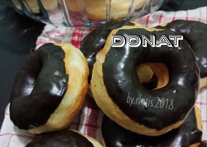 Resep Donat topping Coklat oleh Annaswa - Cookpad