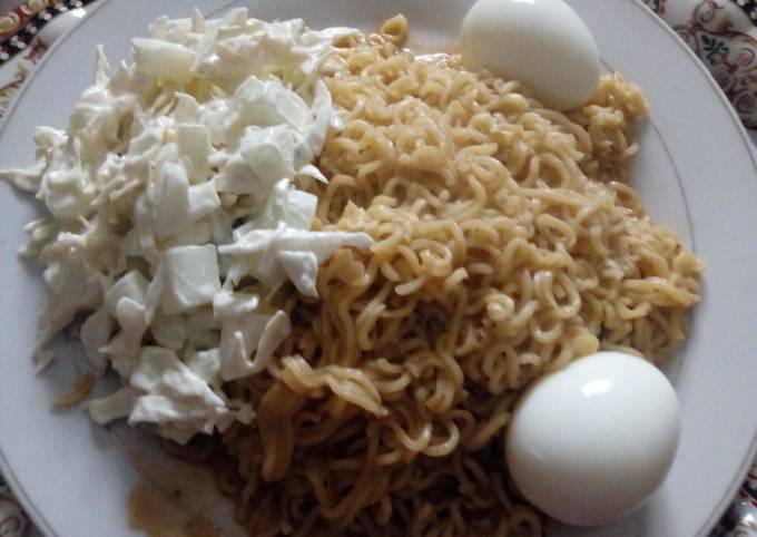 Jollof noodles, egg and kukunba/ cabbage in cream Recipe by ...