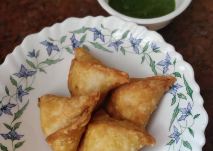 Aloo Matar Samosa Recipe by Poonam Joshi - Cookpad