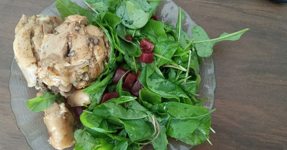 Pollo A La Cebolla Con Ensaladas De Rúcula Y Remolacha Receta de ara y ...