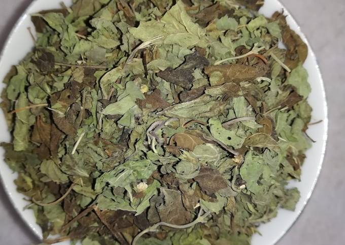 طرز تهیه دمنوش بادرنجبویه، چای محبوب امام علی علیهالسلام ساده و خوشمزه