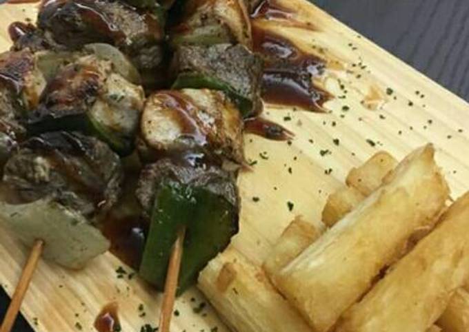 Pinchos mixtos a la parrilla con yuca.🍡🍢 Receta de Ana Lugo- Cookpad