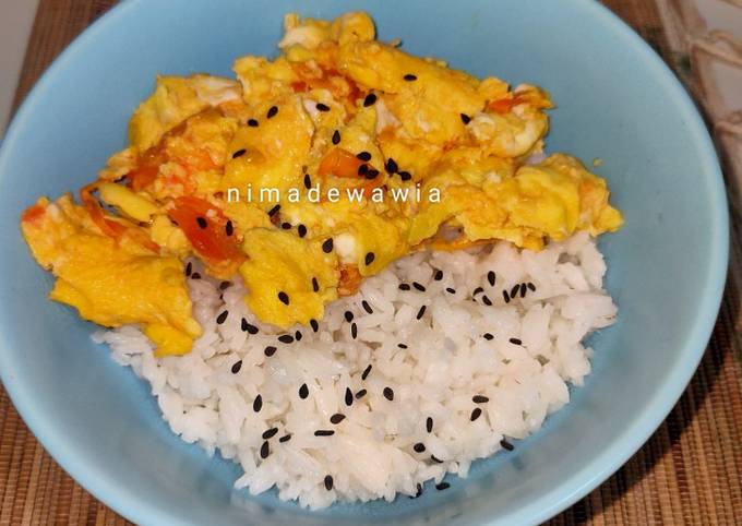 Resep Rice Bowl with Tomato Scramble Egg oleh Wawia Ni Made - Cookpad