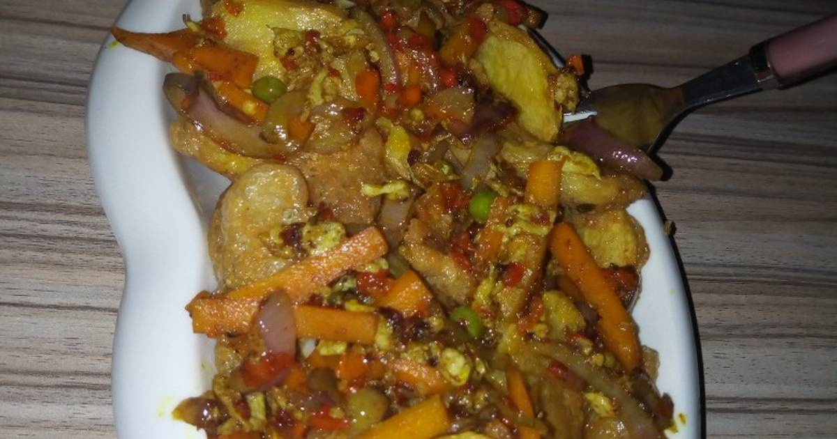 Fried potetos and veg. sauce Recipe by Fatimah Birma - Cookpad