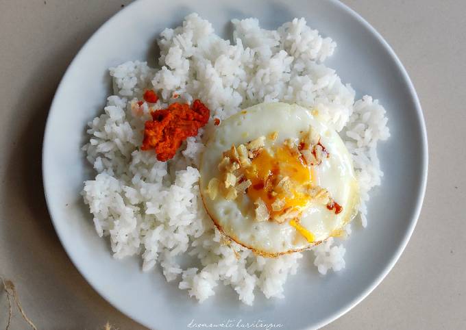 Resep Telur Ceplok Bawang putih oleh desmawati kuretangin - Cookpad