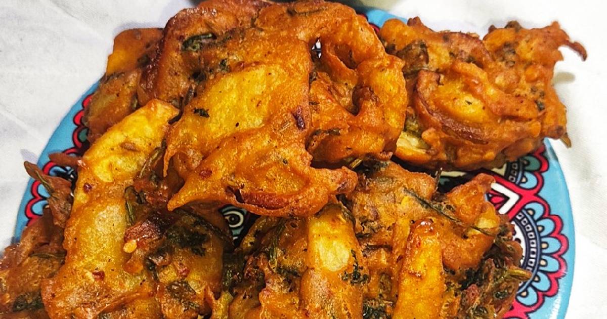 Crispy Potato Onion Pakora Recipe by Bushra Mazhar - Cookpad
