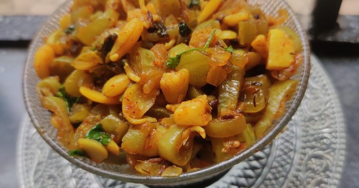 पडवळ वाल भाजी (Padval Val Bhaji Recipe In Marathi) रेसिपी Shama Mangale ...