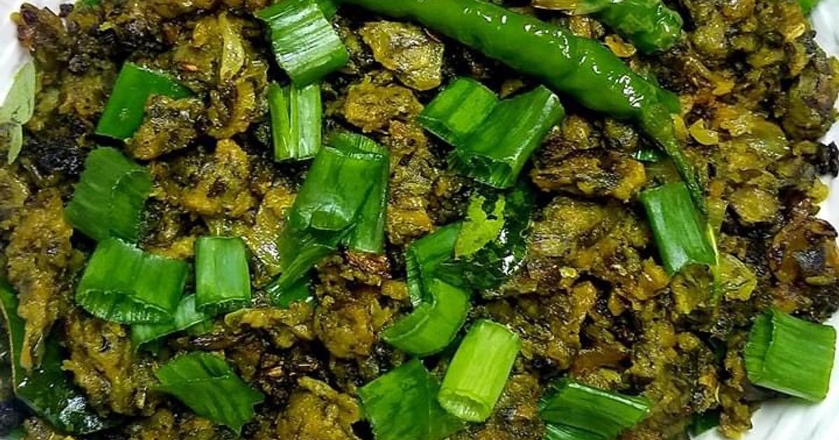 Alu Vadi Dry Sabji / Patra Recipe Recipe by Nandinee Parag Jambhulkar ...