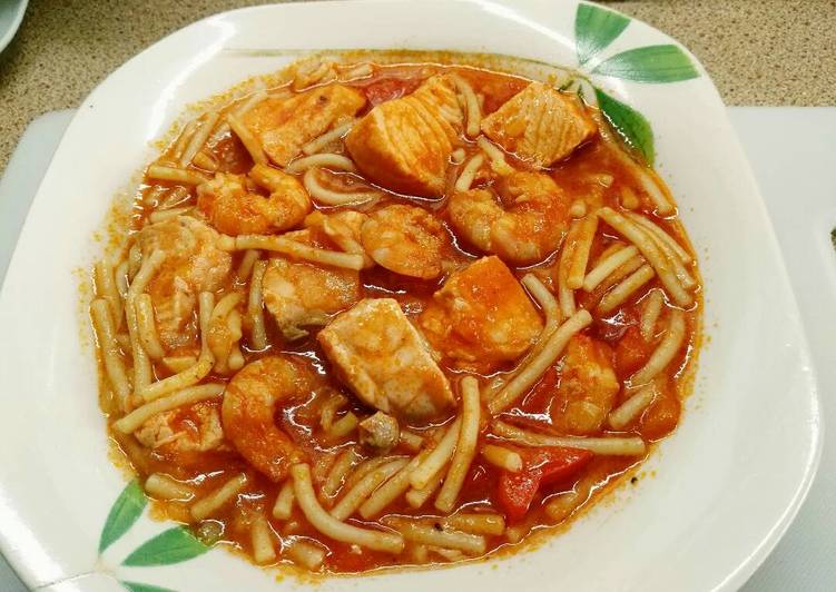 Guiso de fideos con salmón y gambas Receta de toniru- Cookpad