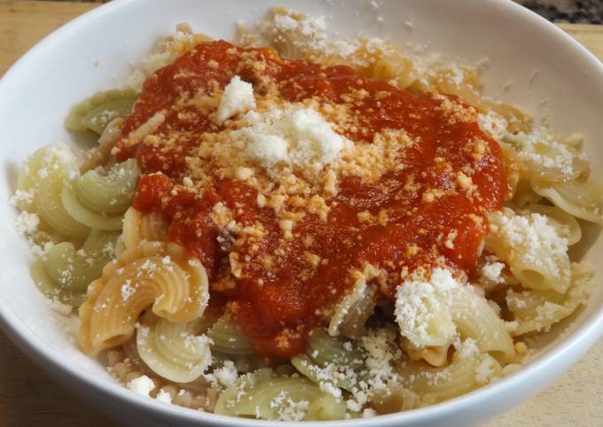 Pasta con salsa toscana Receta de Cuqui Bastida- Cookpad