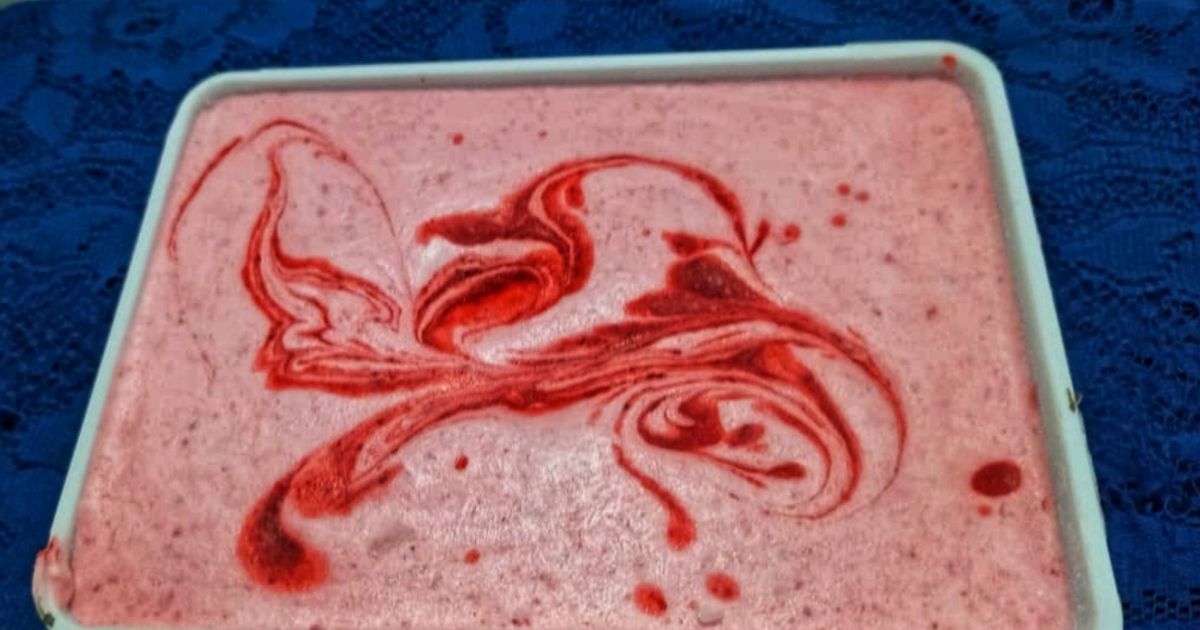 Strawberry Ice Cream Recipe by Maha Faraz - Cookpad