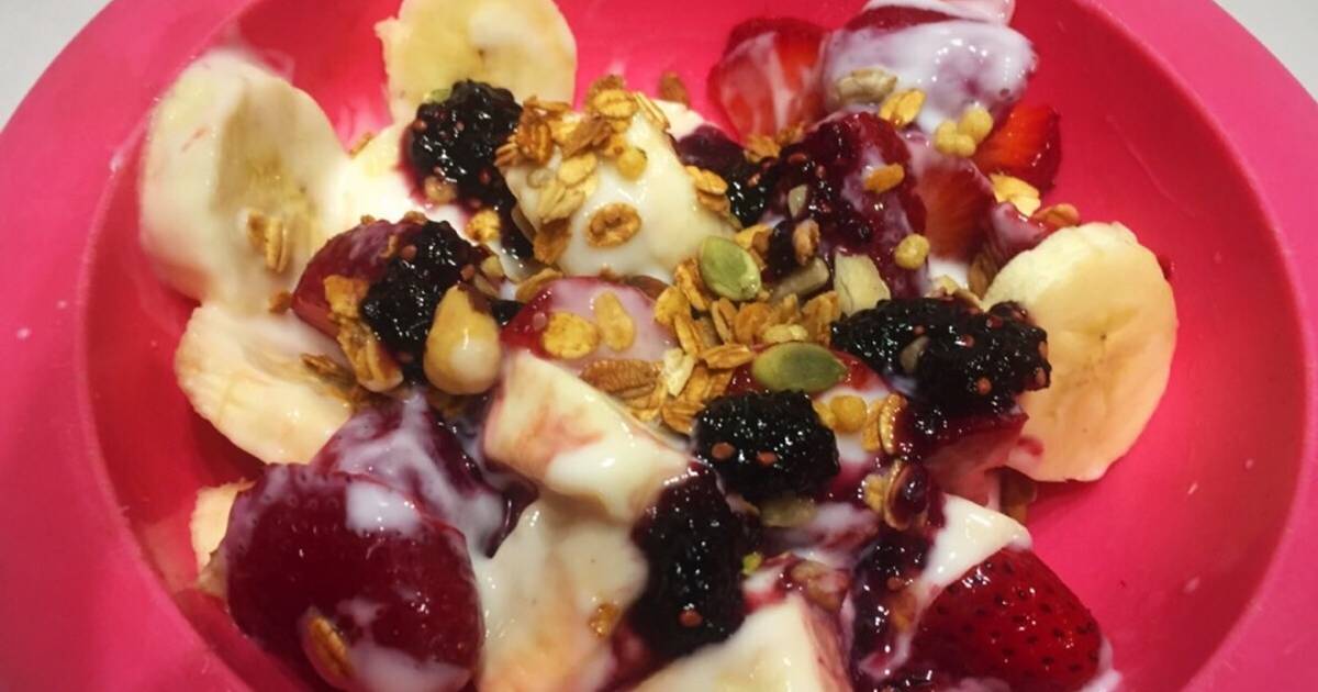 Postre light ( yogurt con banana frutilla granola y mora Receta de Adri ...