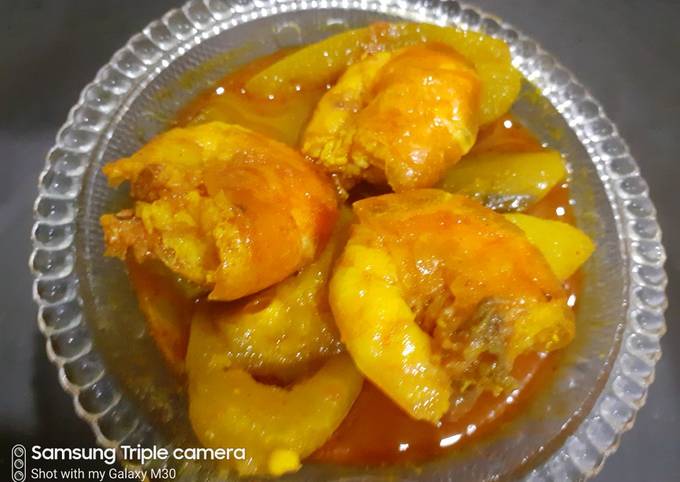 Sampa Basak দ্বারা আলু পটল দিয়ে চিংড়ি (Alu potol diye Chingri mach ...