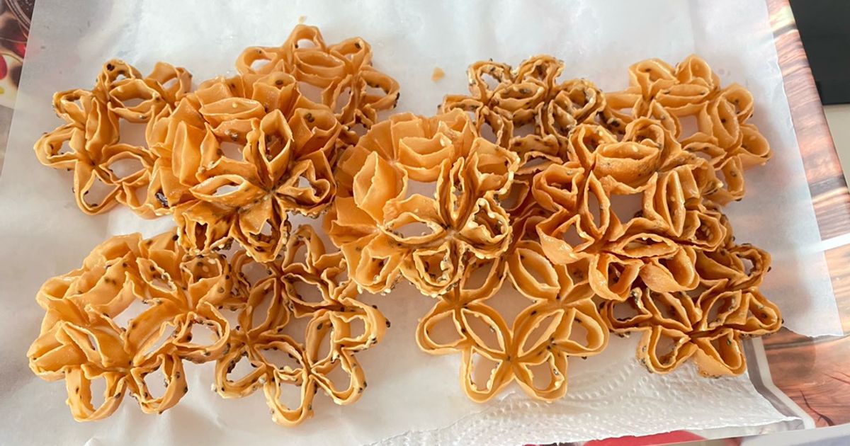 Crispy Lotus Blossom Cookies Recipe by Pakprawee - Cookpad