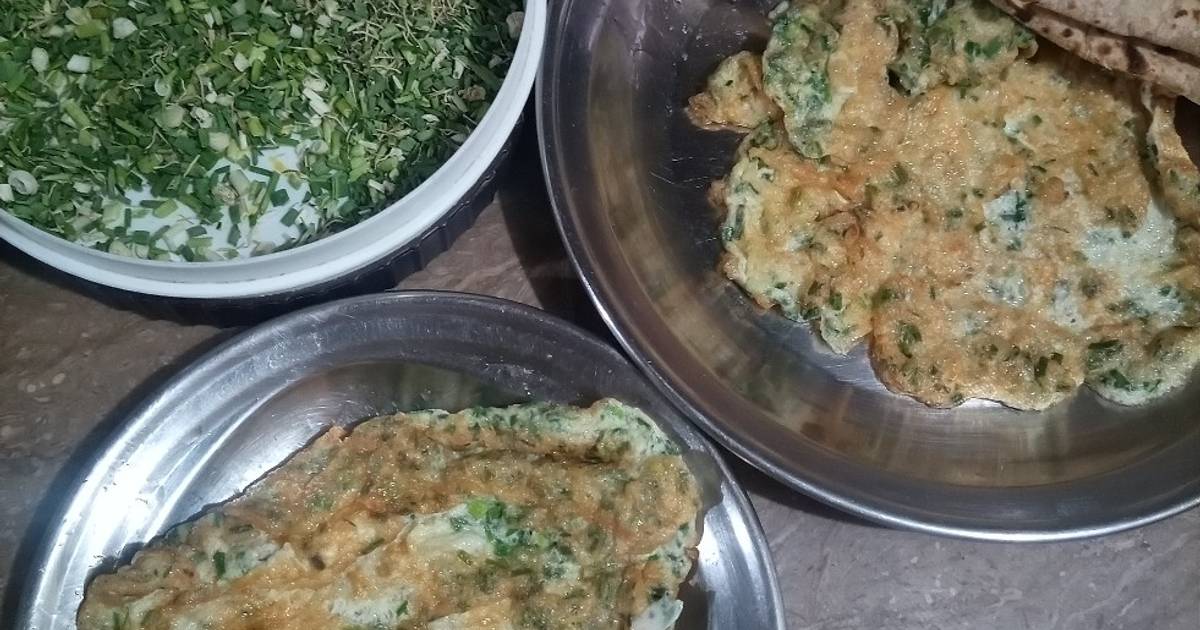 Hara lehsan wala omelette & ghar ki roti😋 Recipe by Shabbir Dalal - Cookpad