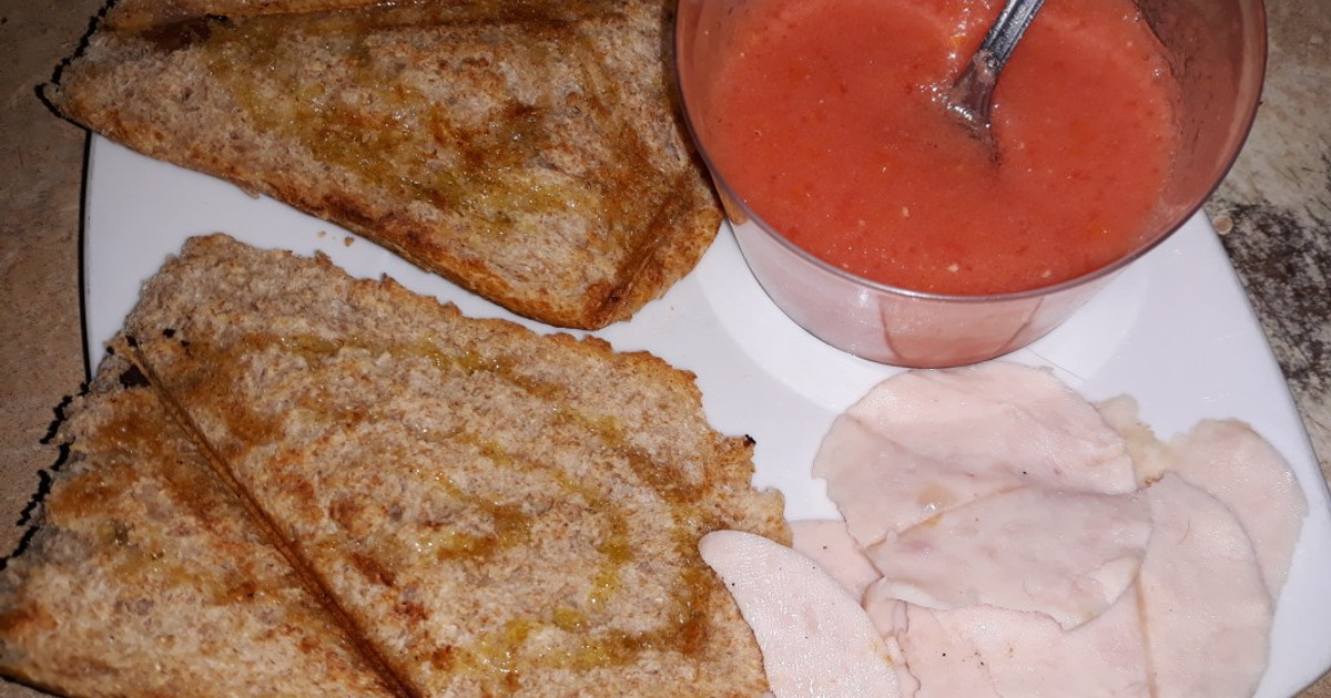 Tostadas De Pan Integral Con Tomate Triturado Y Pavo Receta de Vanesa
