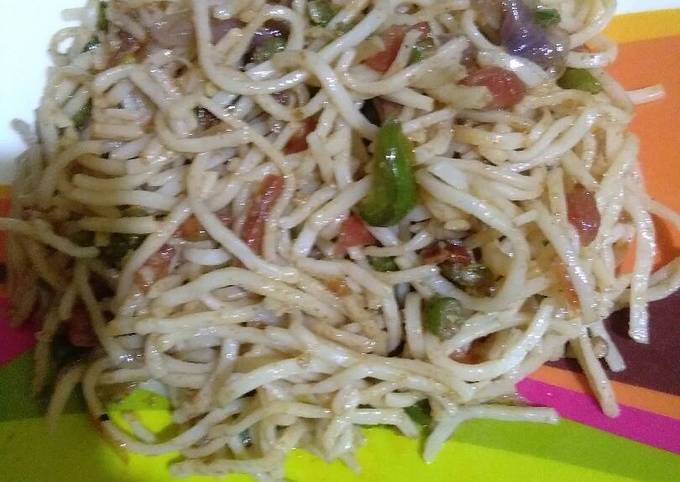 Veg atta noodles Recipe by rekha julania - Cookpad