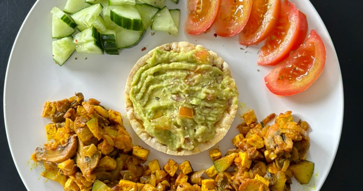 🌱 Scrambled Eggs De Tofu Con Cebolla Y Calabacín, Con Guacamole Casero ...