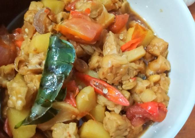 Resep Tempe Kentang Asam Manis oleh galuhkts - Cookpad
