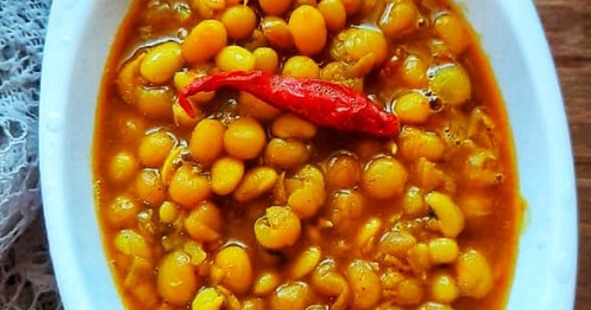 Kolkata Style Ghugni (Yellow Peas Curry) Recipe by Tina Chakraborty let ...
