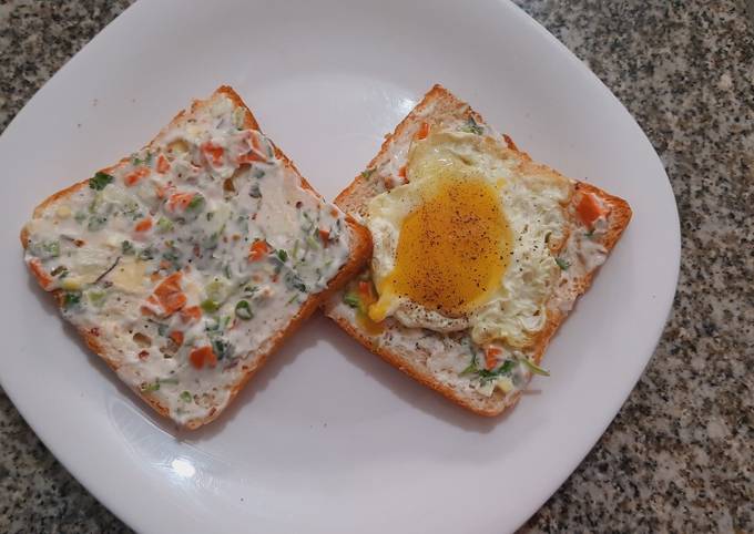 Egg Sunny Side Up Open Sandwich Recipe by Naheed Alam - Cookpad