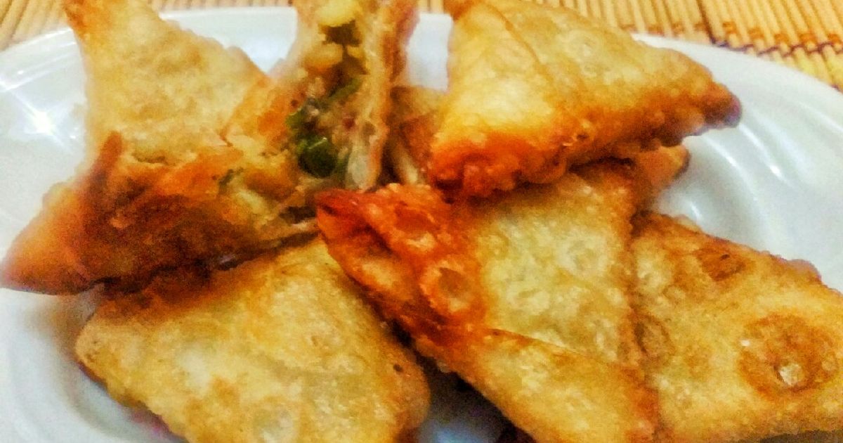 Aloo Ke Samosay Recipe by Madiha Muzammil Khanani - Cookpad