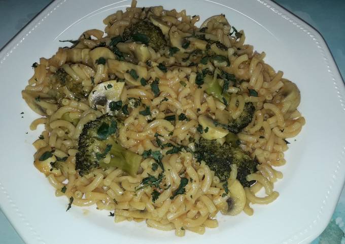 Fideos con brócoli y champiñones Receta de bienvecarhu- Cookpad